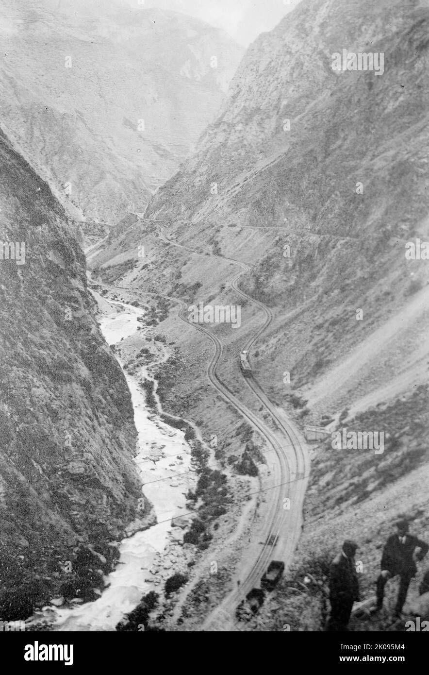Peru Scenes, 1912. Road and river in bottom of valley Stock Photo - Alamy