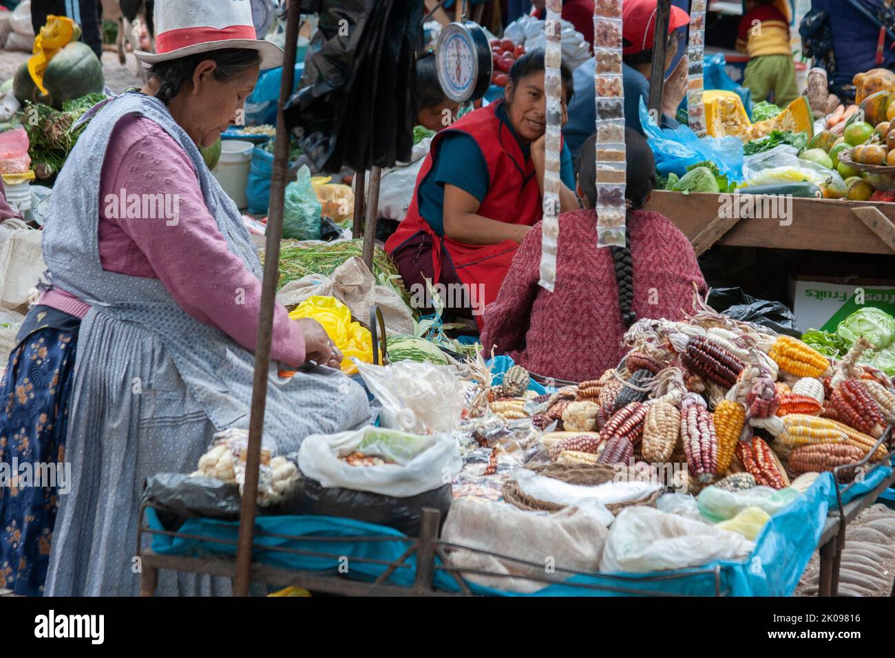 Traditional hats in otavalo market hi-res stock photography and images ...