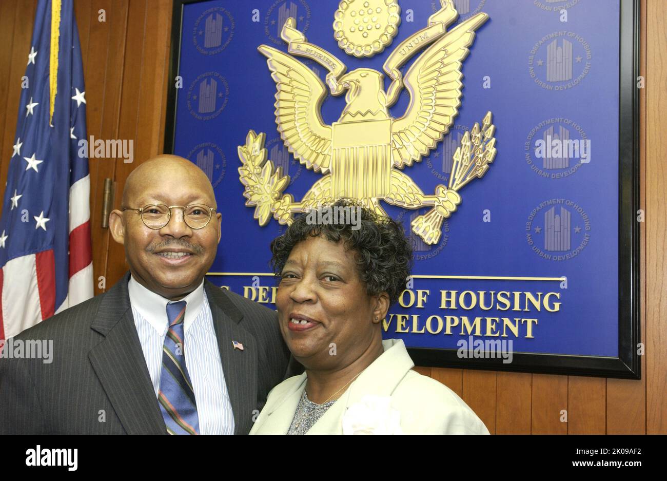 Secretary Alphonso Jackson with HUD Staff - Secretary Alphonso Jackson posing with HUD staff ...