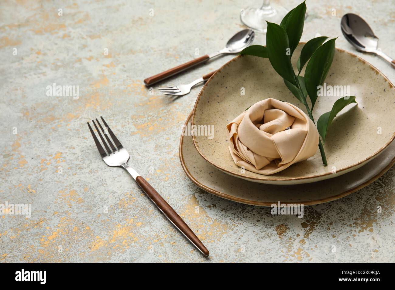 Elegant dinnerware hi-res stock photography and images - Alamy