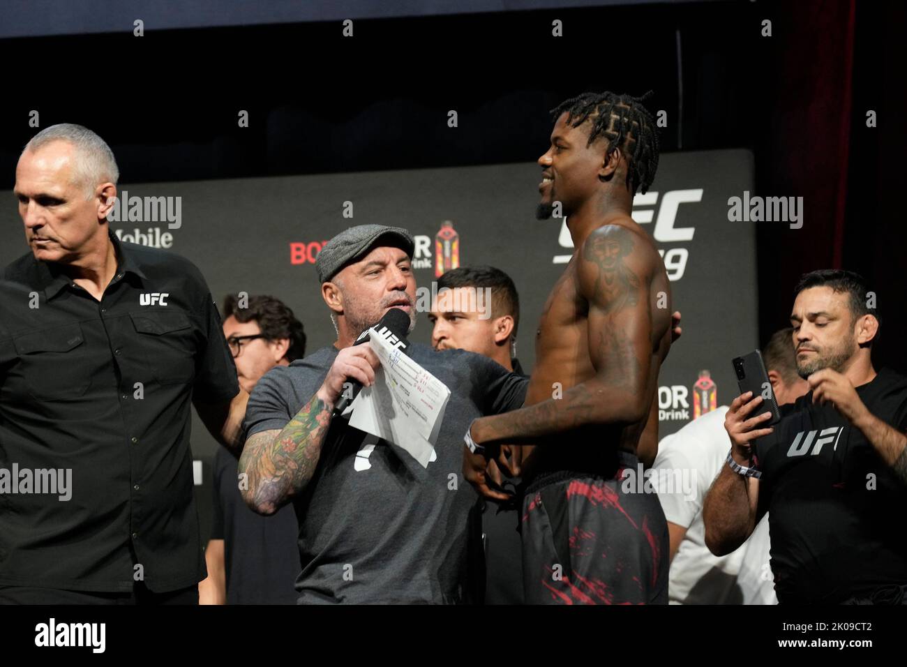 Nate diaz l and joe rogan r hi-res stock photography and images - Alamy