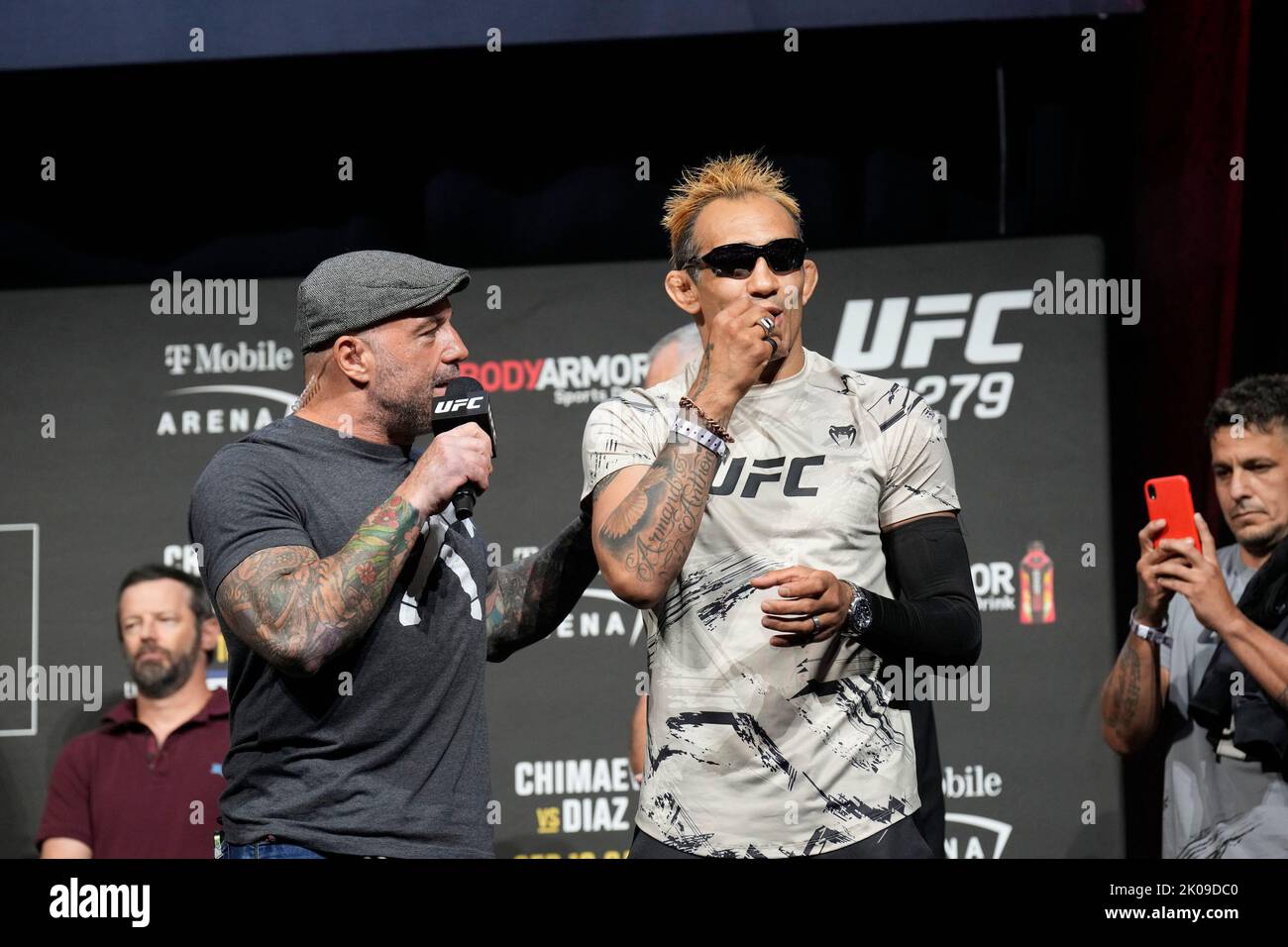 Joe rogan l and tony ferguson r hi-res stock photography and images - Alamy