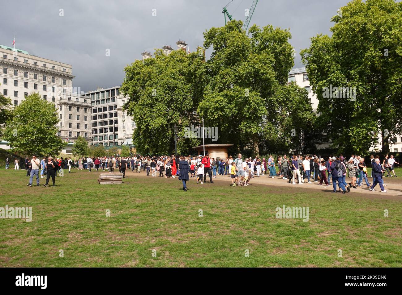 10th September 2002 - Thousands flock to Buckingham Palace via Green ...