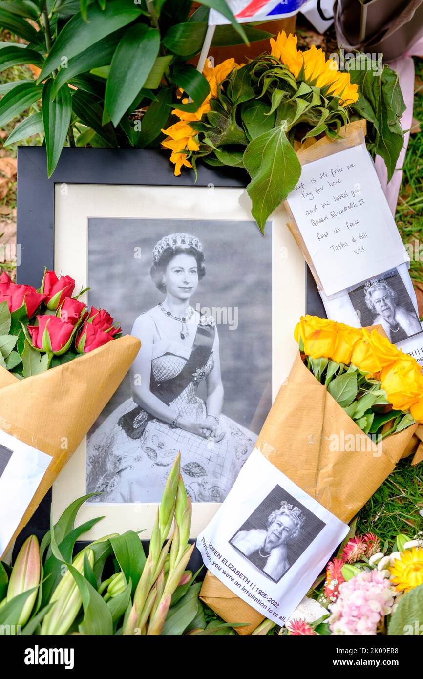 London UK, 10th September 2022. Thousands of floral tributes to Her ...