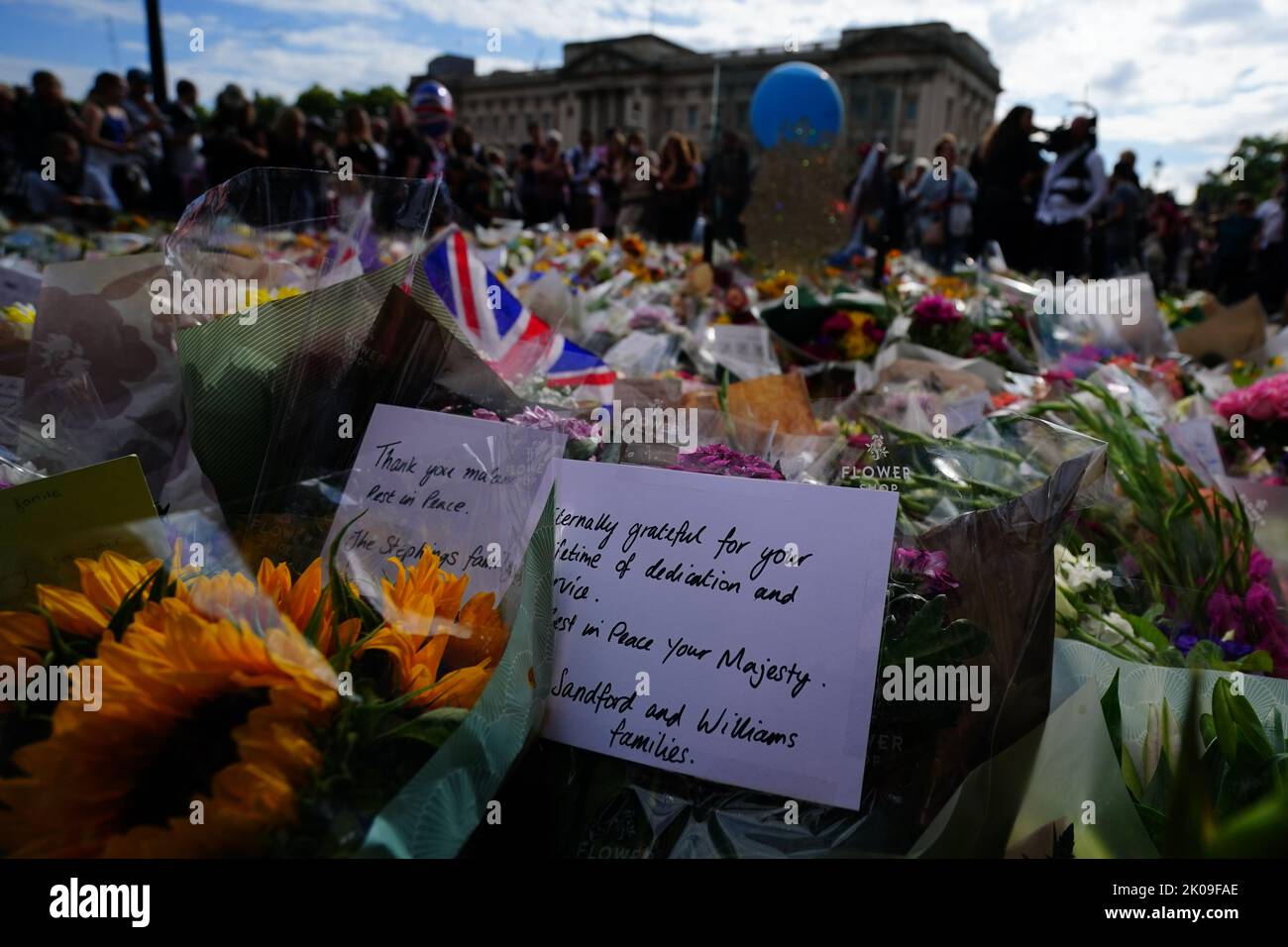 Flowers and tributes outside Buckingham Palace, London, following the ...