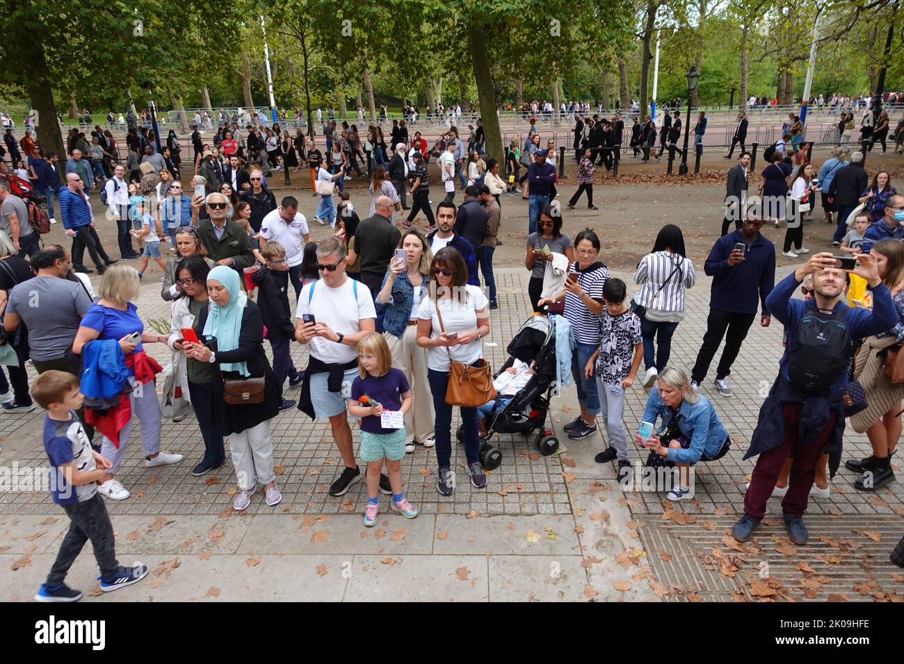 10th September 2002 - Thousands flock to Buckingham Palace via Green Park to pay their respects ...