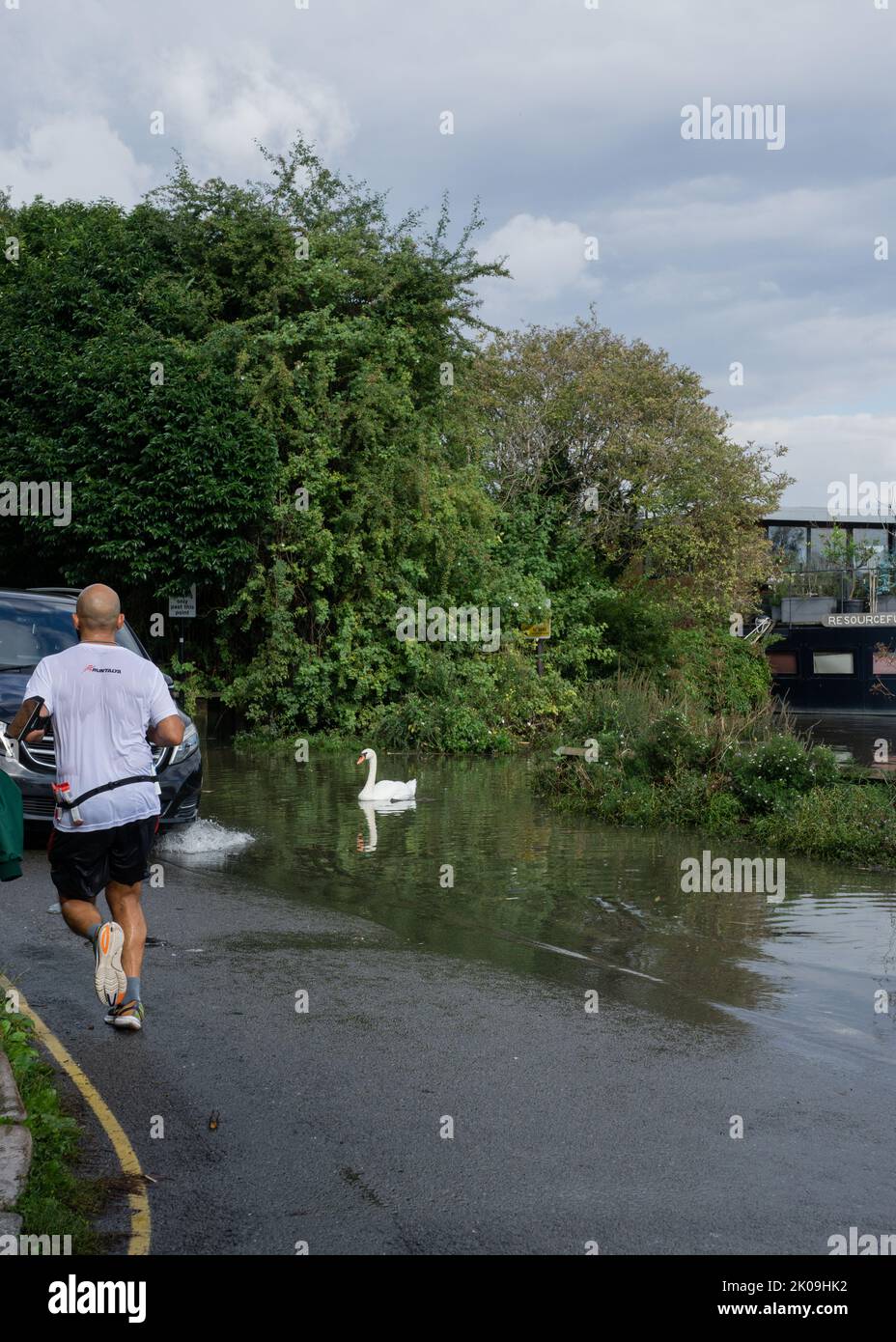Car puddle person uk hi-res stock photography and images - Alamy