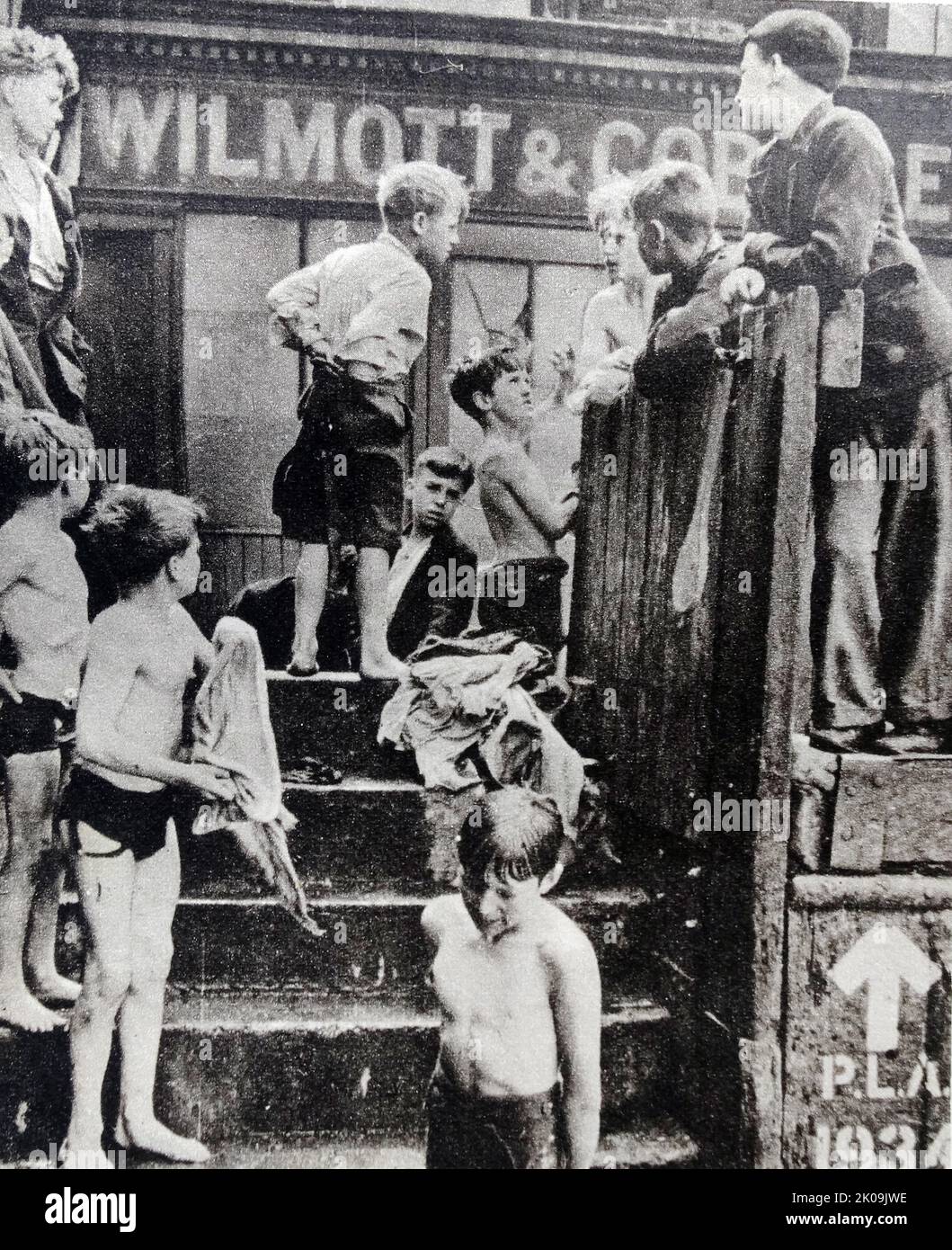 Children at london bridge hi-res stock photography and images - Alamy