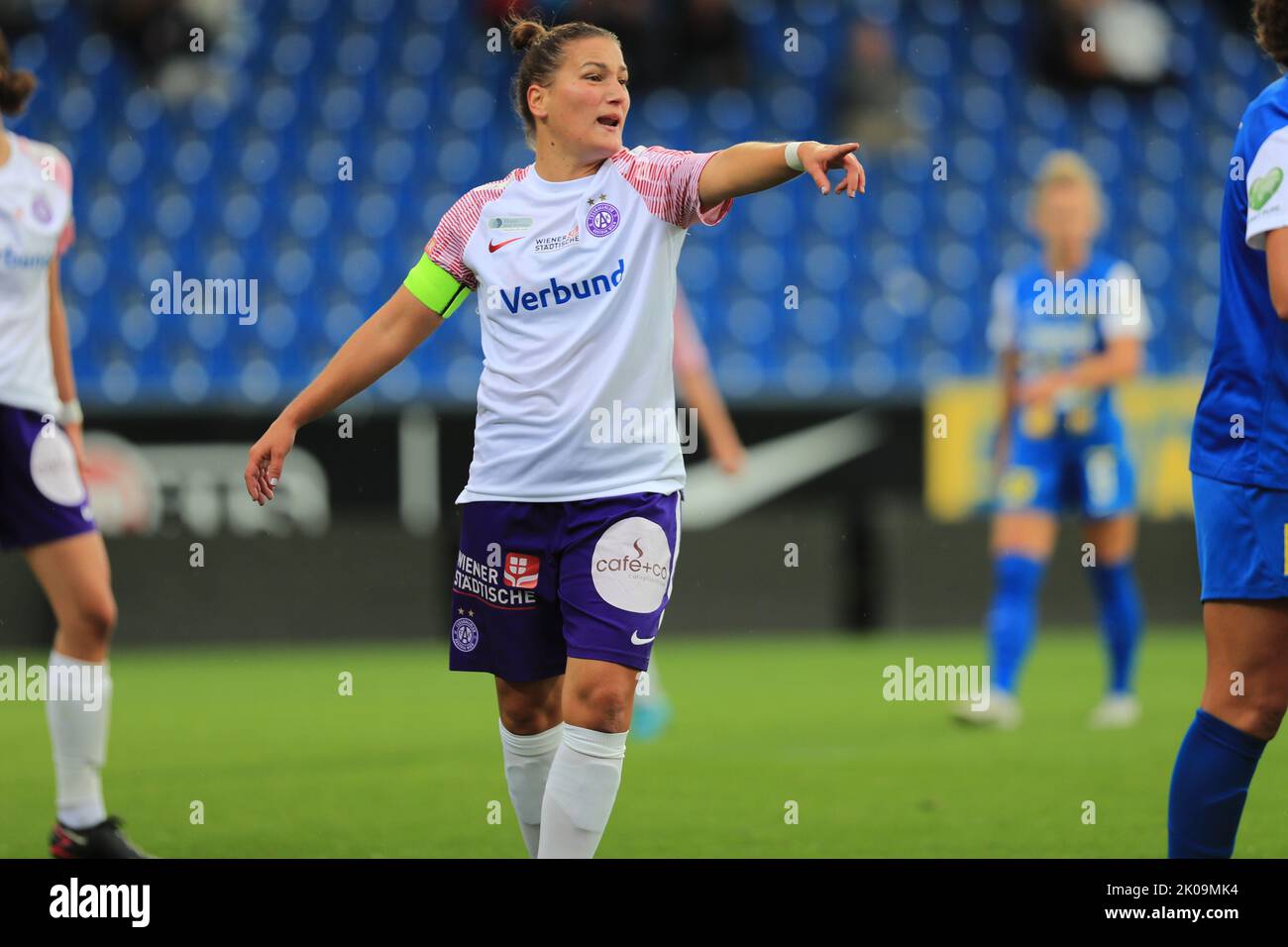 September 10, 2022: Romina Bell (Austria Wien) instructs her colleagues ...