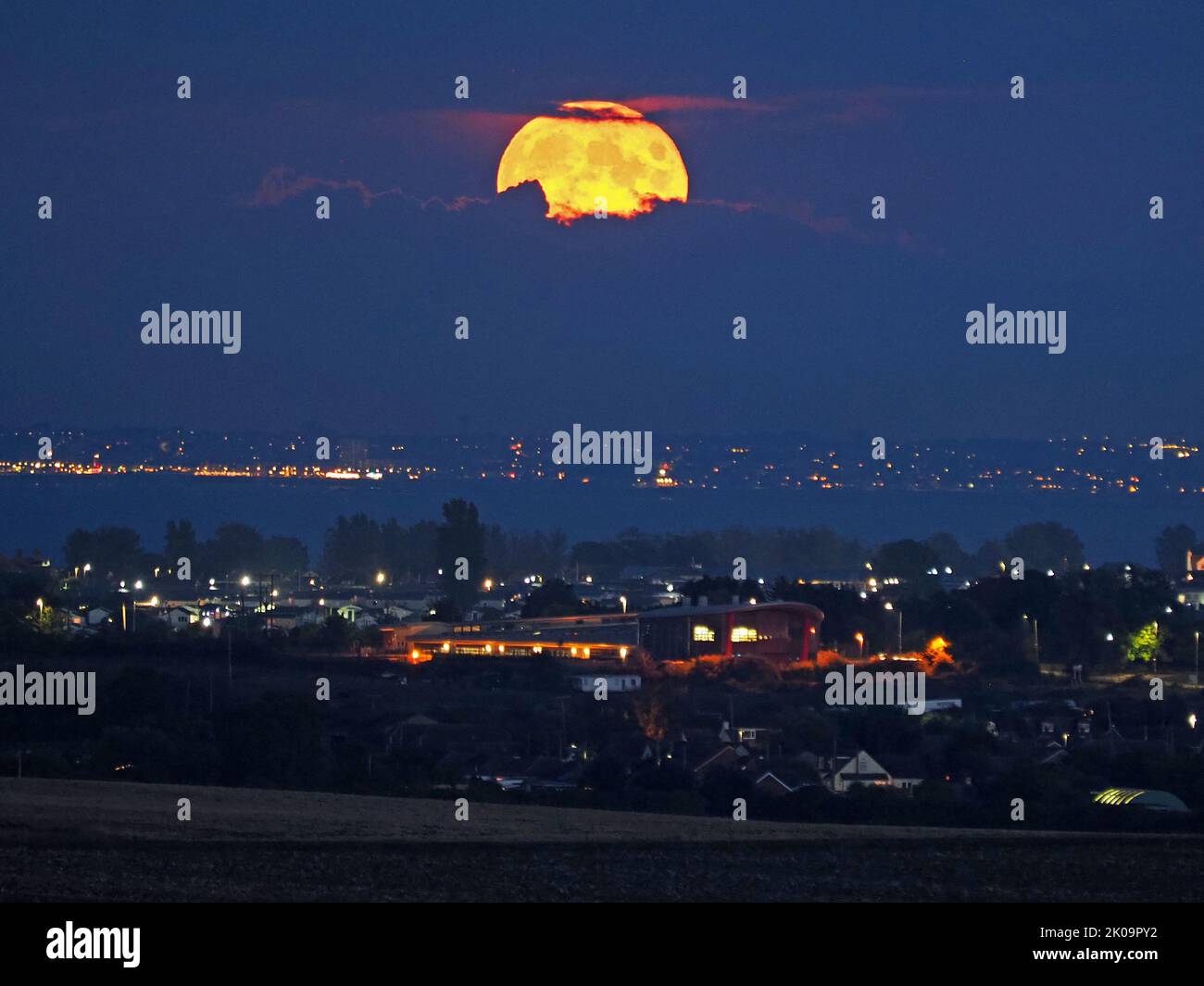 Eastchurch, Kent, UK. 10th Sep, 2022. UK Weather: the full Harvest Moon ...