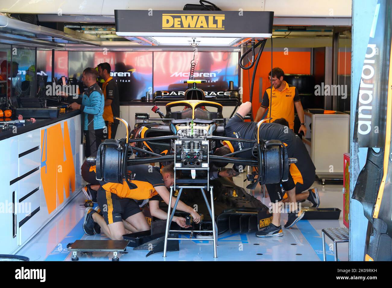 McLaren F1 Team mechanicals at work on the car Stock Photo - Alamy