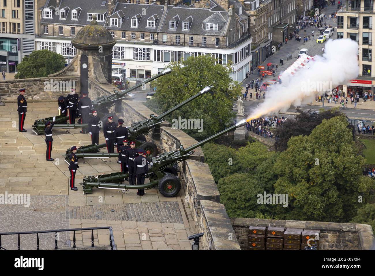 Edinburgh, UK. 09th Sep, 2022. A gun salute is fired by the Royal ...