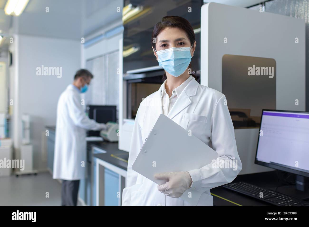 Portrait of Chinese female researcher in laboratory Stock Photo - Alamy