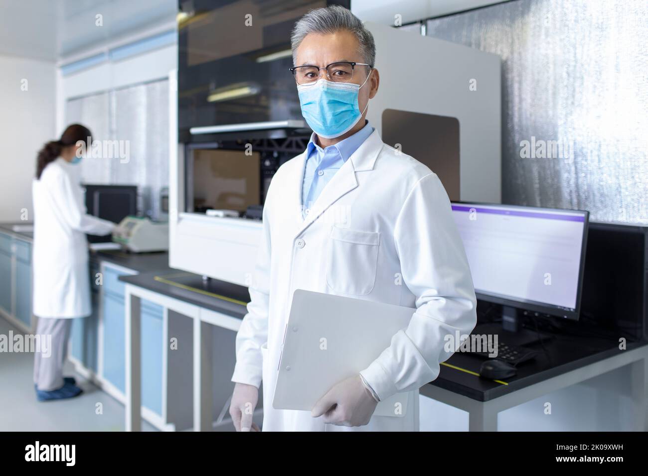 Science researcher computer two hi-res stock photography and images - Alamy