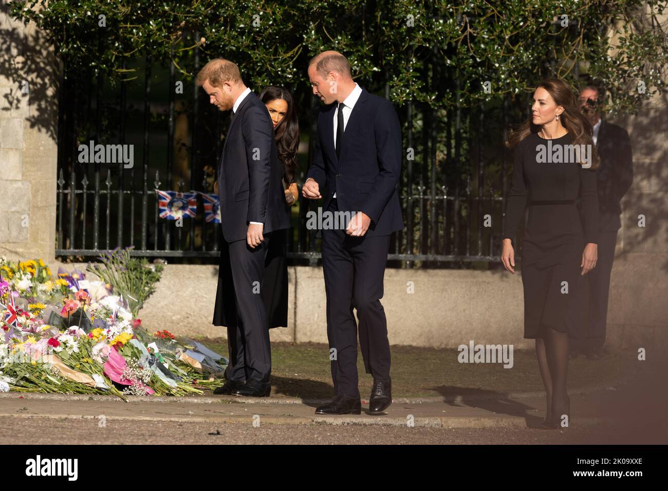 Prince William, Catherine, Prince Harry and Meghan view tributes in ...
