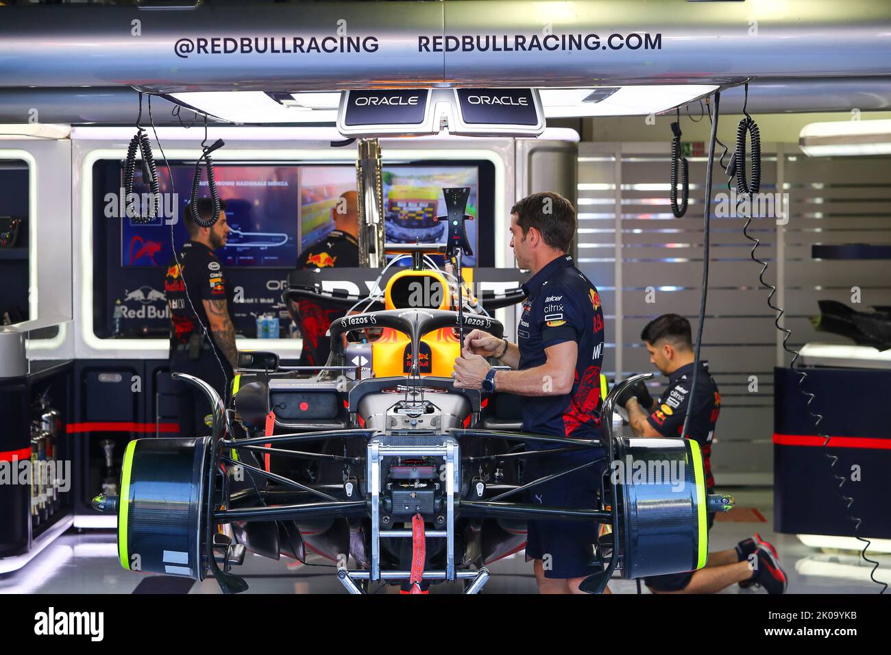 mechanicals at work on the car Oracle Red Bull Racing Stock Photo - Alamy