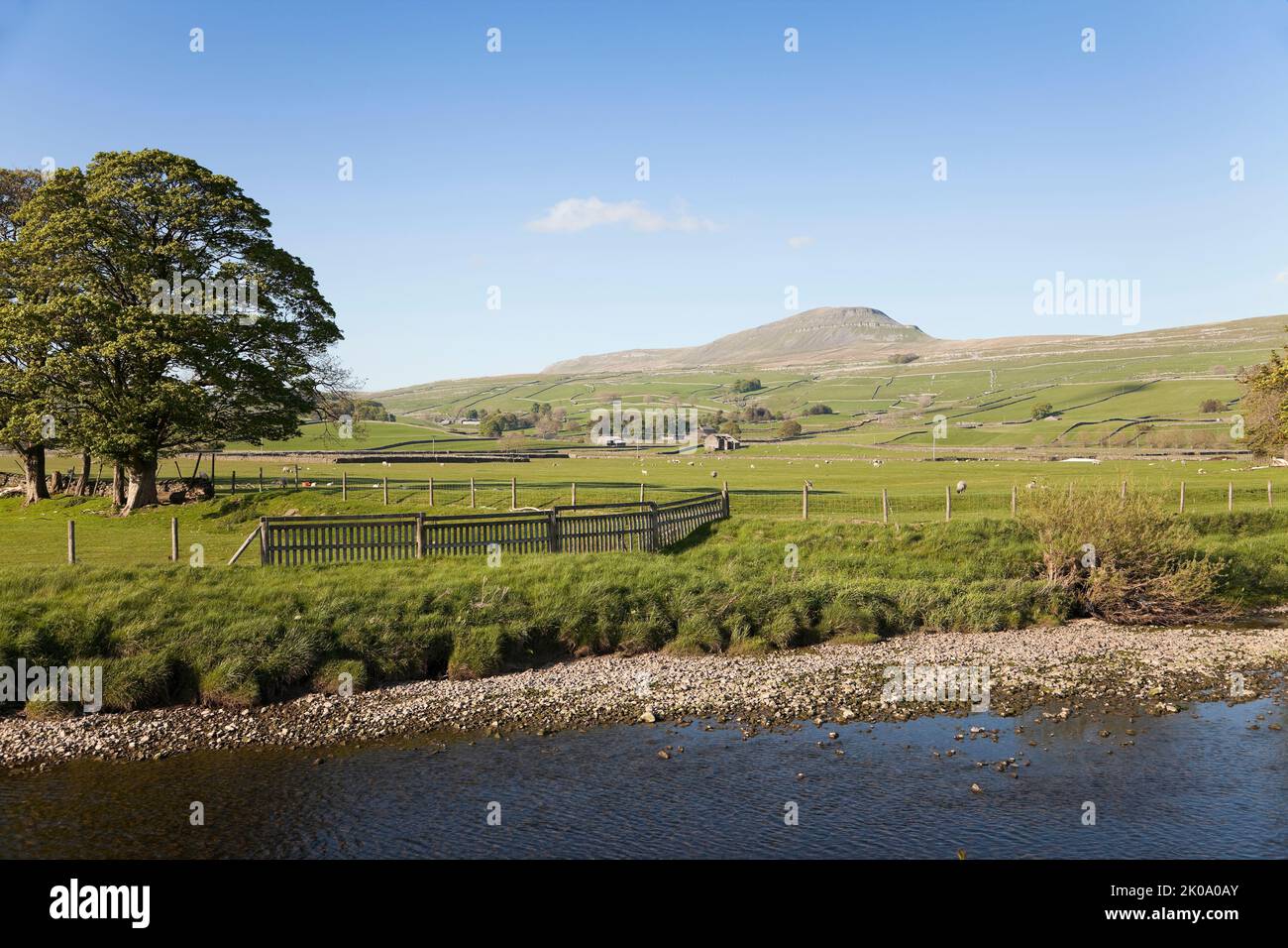 Yorkshire 3 peaks summer hi-res stock photography and images - Alamy