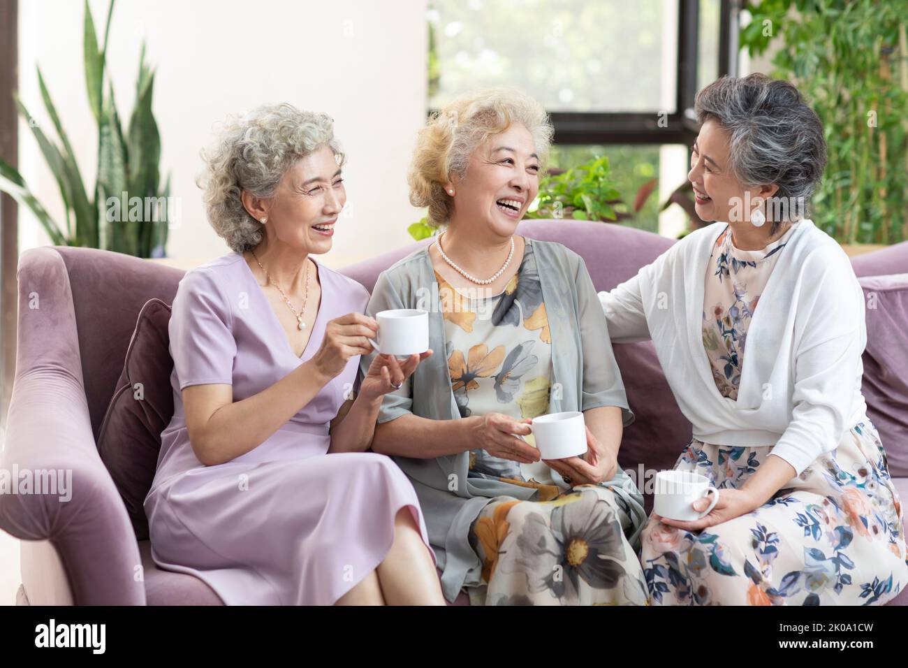 Happy senior Chinese friends talking and drinking coffee Stock Photo ...