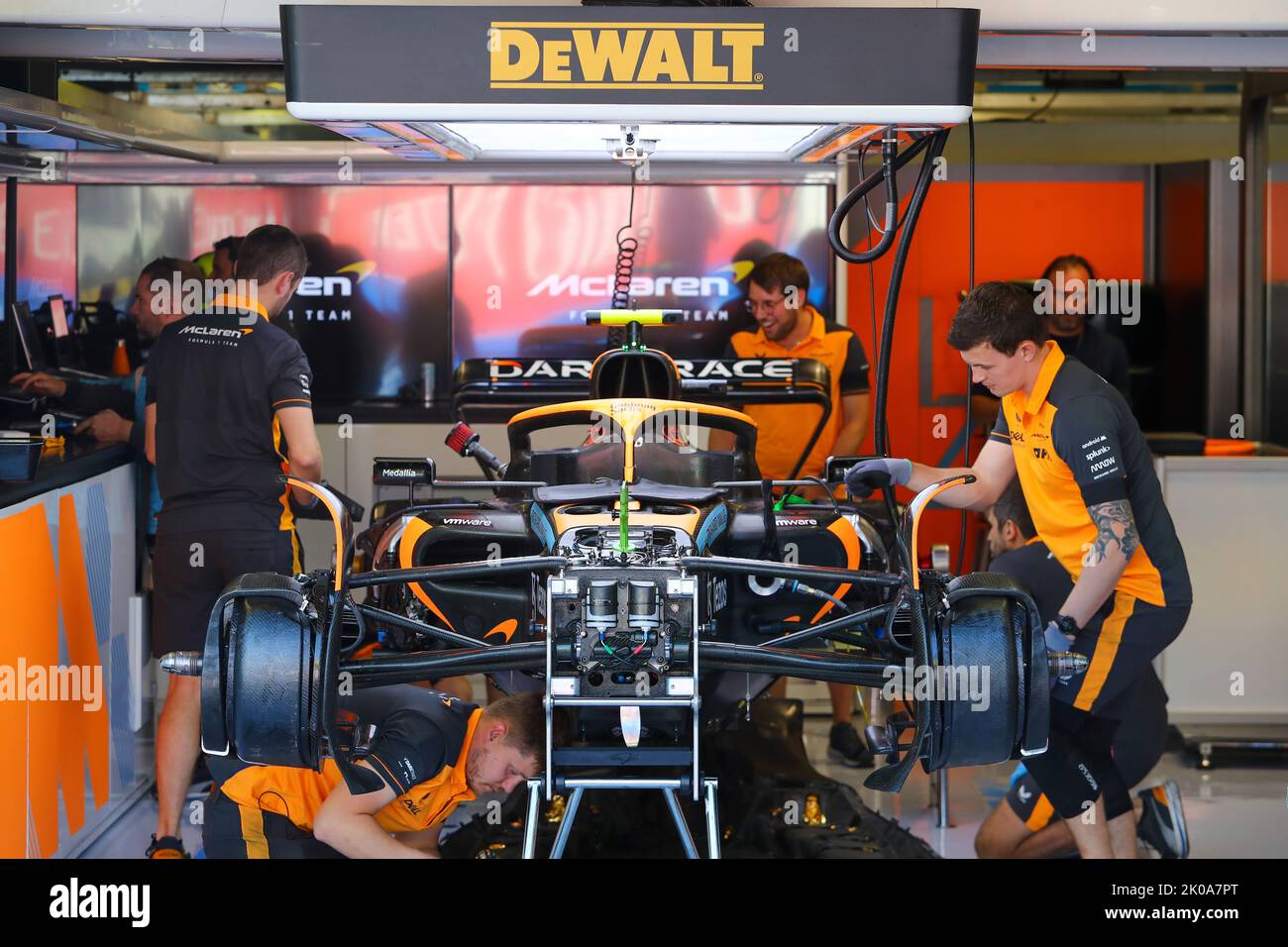 McLaren F1 Team mechanicals at work on the car Stock Photo - Alamy