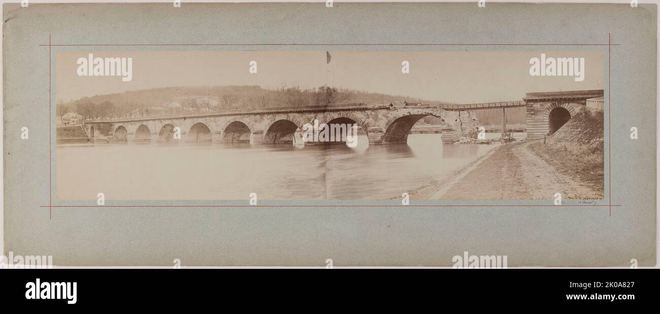 Destroyed bridge paris hi-res stock photography and images - Alamy