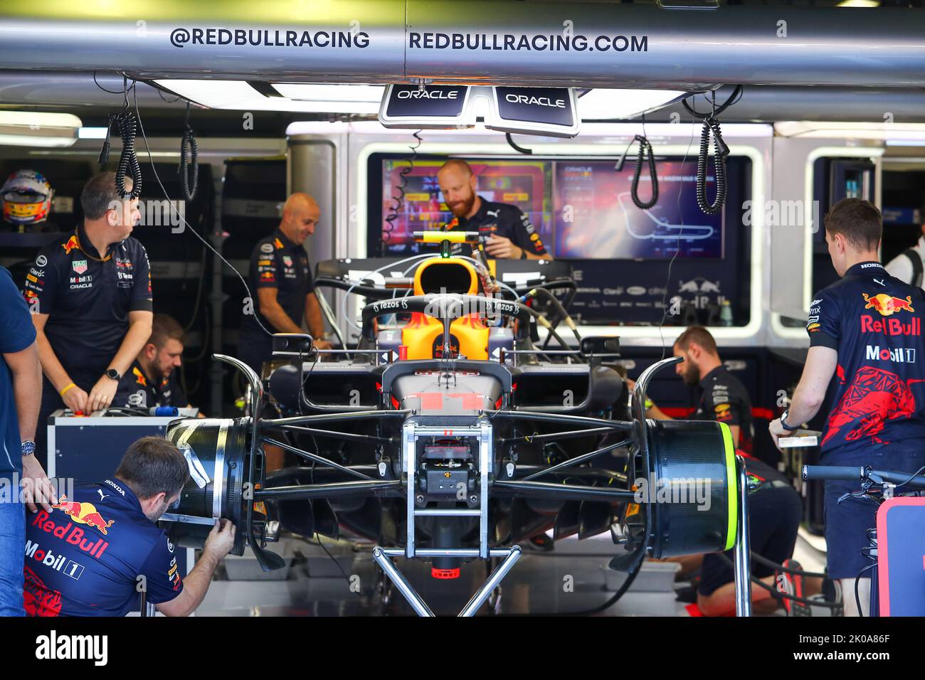 mechanicals at work on the car Oracle Red Bull Racing Stock Photo - Alamy