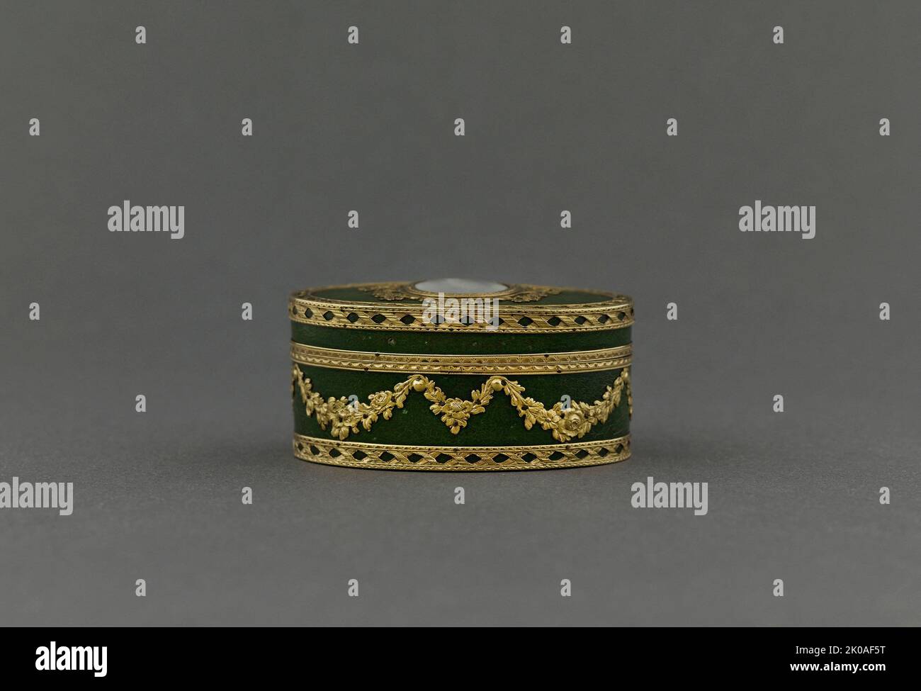Gold gilded snuff box hi-res stock photography and images - Alamy