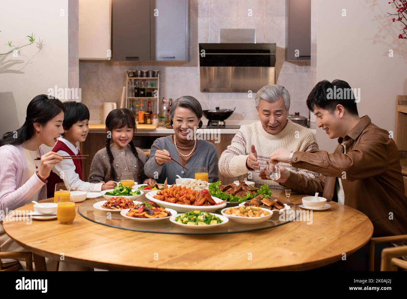 Chinese family eating with chopsticks hi-res stock photography and ...
