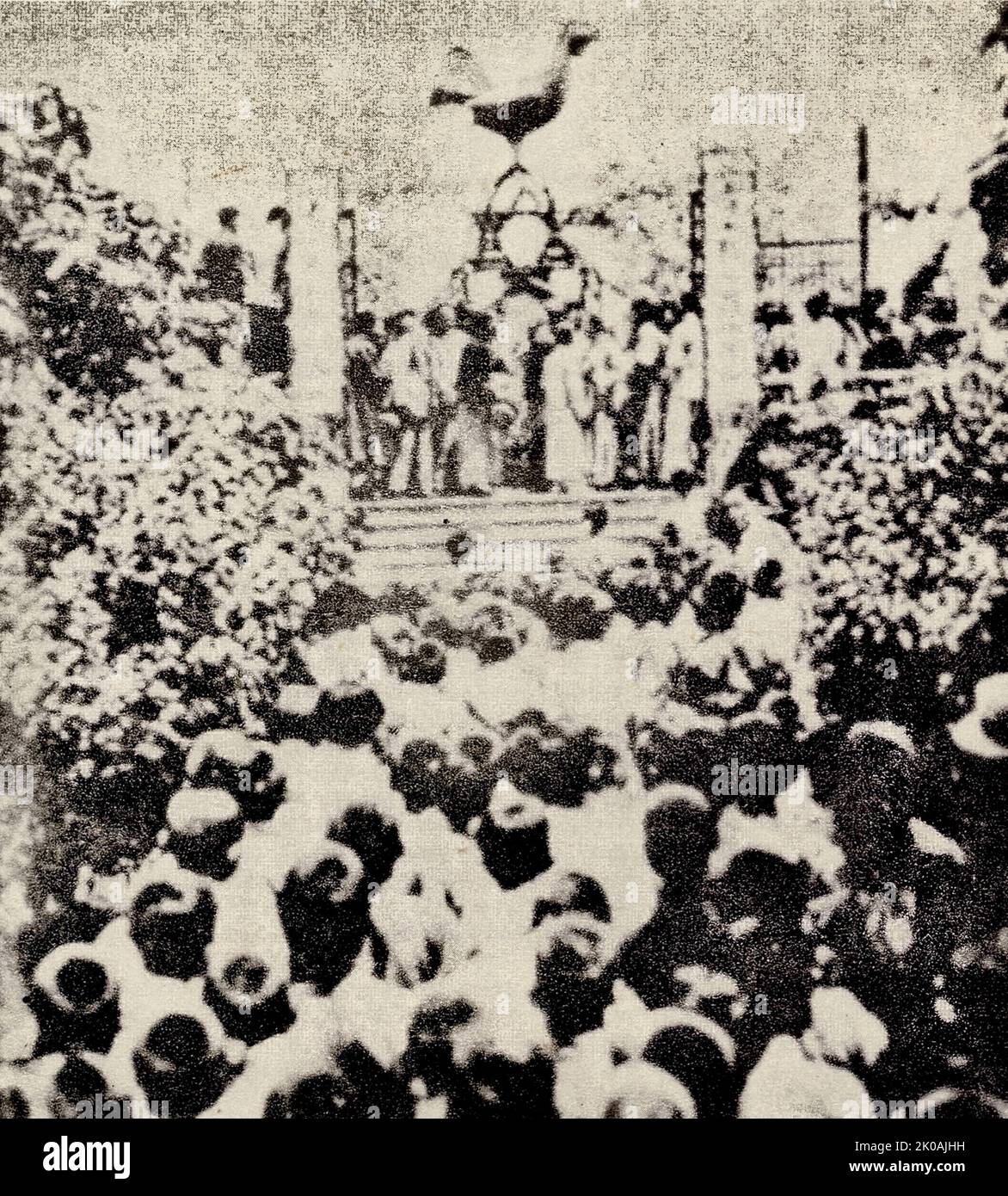 People from Shanghai pay tribute at the May Thirtieth Movement's martyr ...