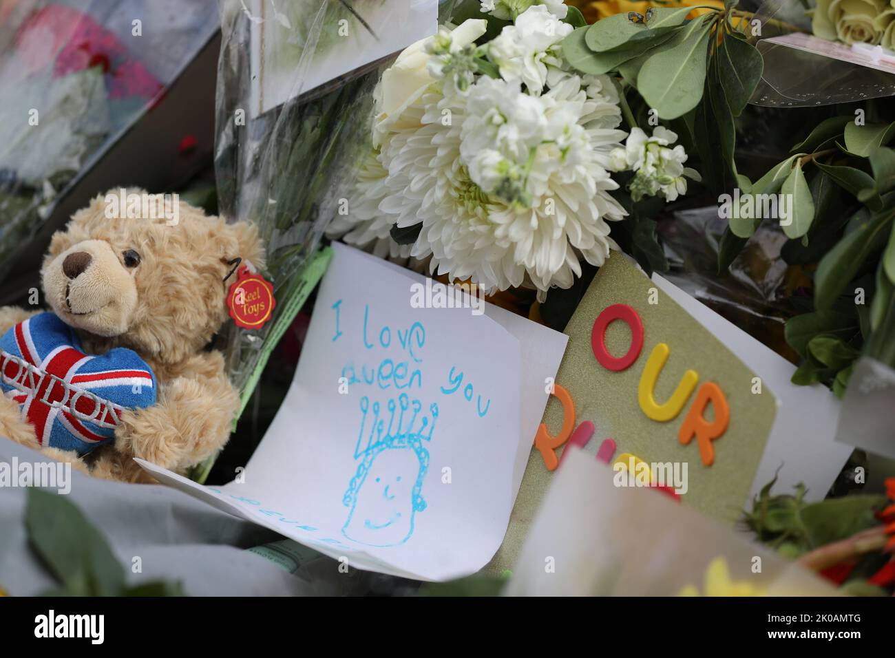 London, UK. 10th Sep, 2022. Teddy bears and a child's note left for Her ...