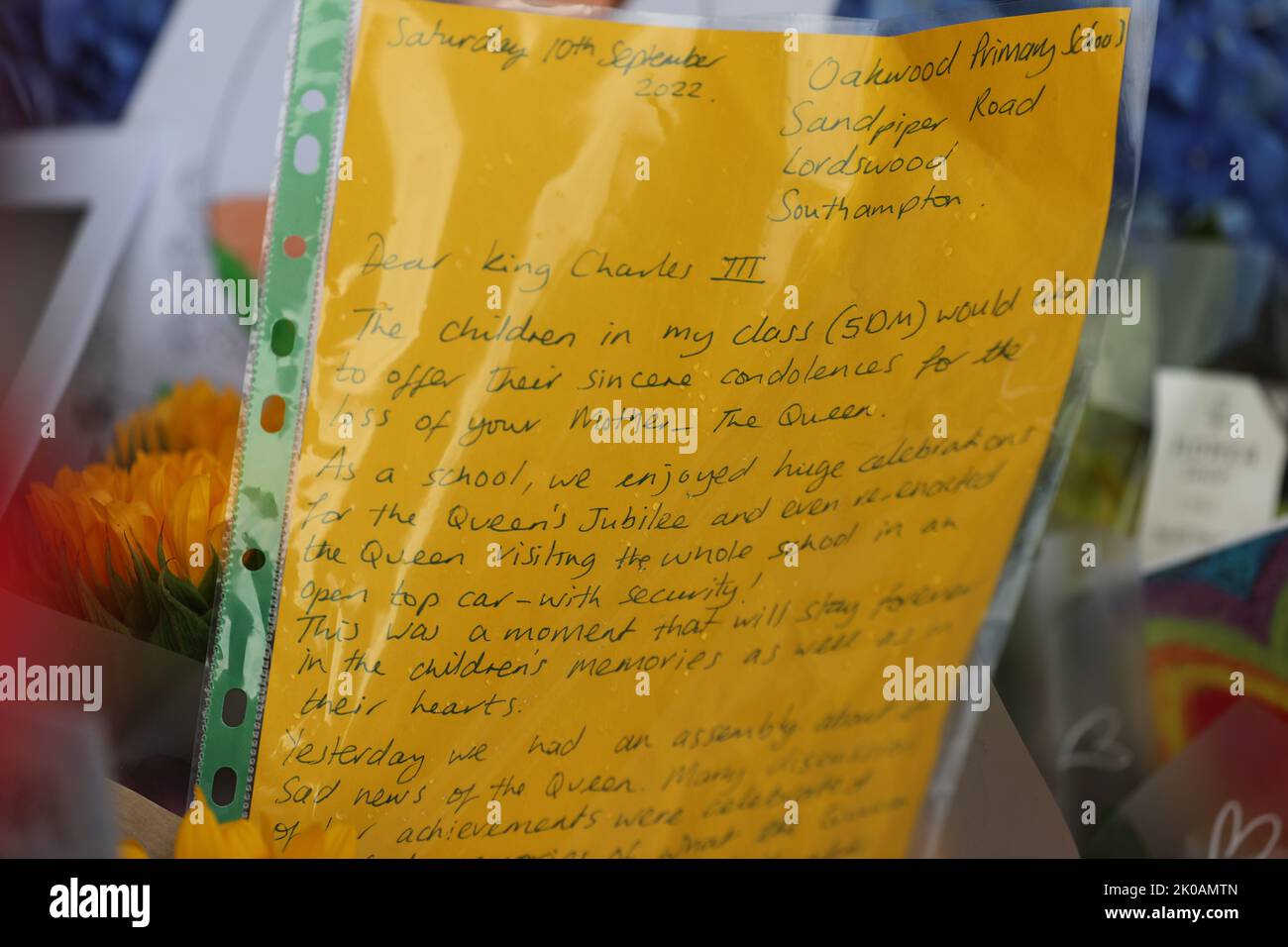 London, UK. 10th Sep, 2022. A school teacher's handwritten note left at ...