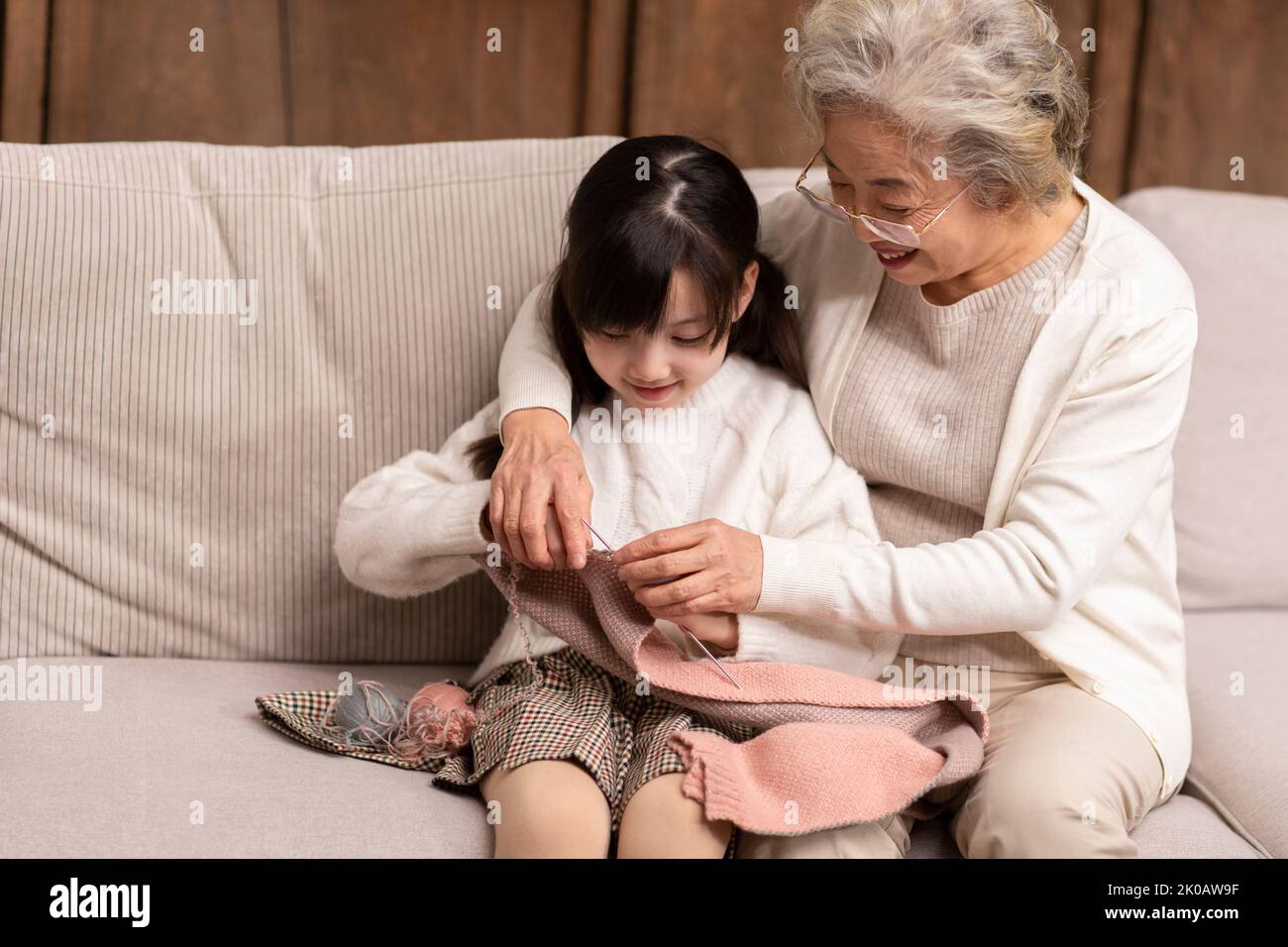 Chinese grandmother teaching granddaughter how to knit Stock Photo - Alamy
