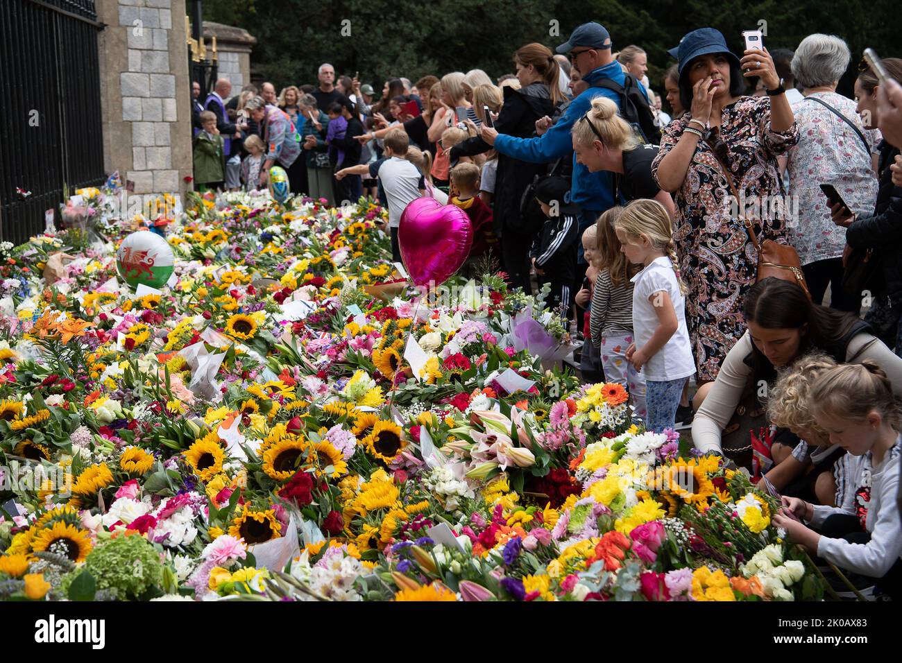 Windsor, Berkshire, UK. 10th September, 2022. Thousands of mourners visited Windsor today to pay ...