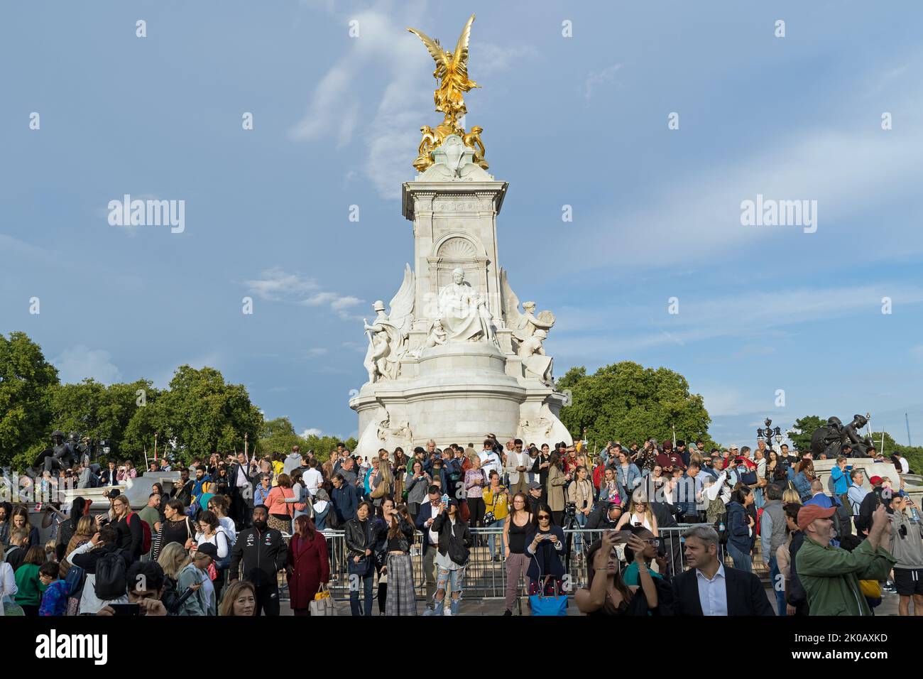 Large crowd outside Buckingham Palace to lay flowers and remember Queen ...