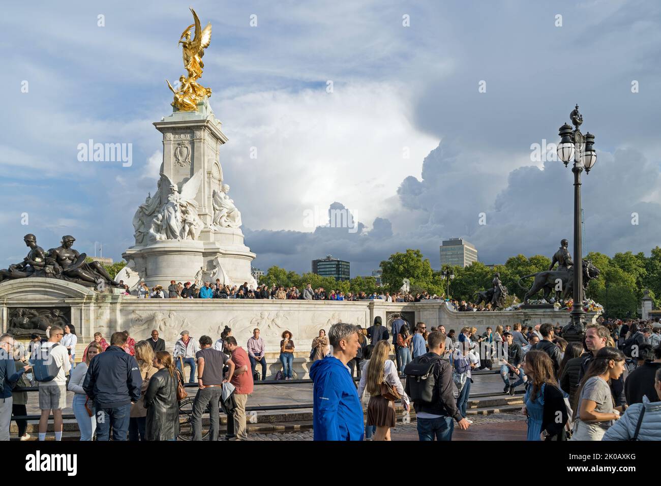 Large crowd outside Buckingham Palace to lay flowers and remember Queen ...