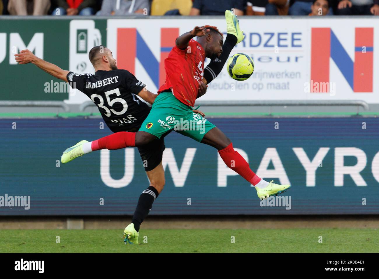 Eupen's Boris Lambert and Oostende's Thierry Ambrose fight for the ball ...