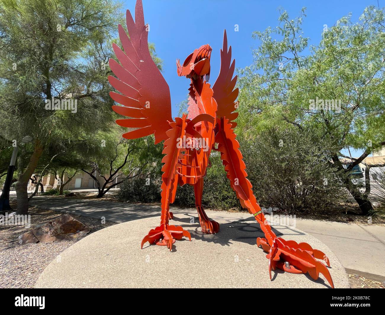 red dragon shaped steel sculpture, escultura de acero en forma de ...