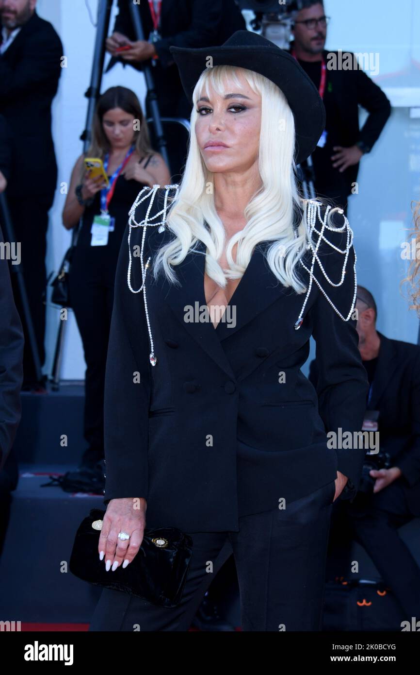 Vera gemma red carpet venezia hi-res stock photography and images - Alamy
