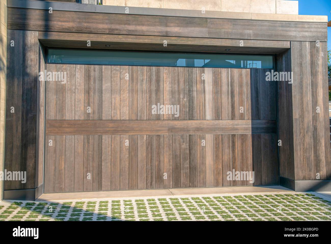 Attched garage hi-res stock photography and images - Alamy