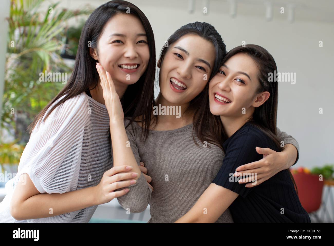 Portrait of best female friends Stock Photo - Alamy