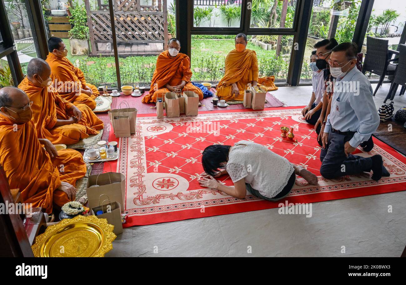 Bangkok, Thailand. 09th Sep, 2022. Devotees offering prayers during the ...