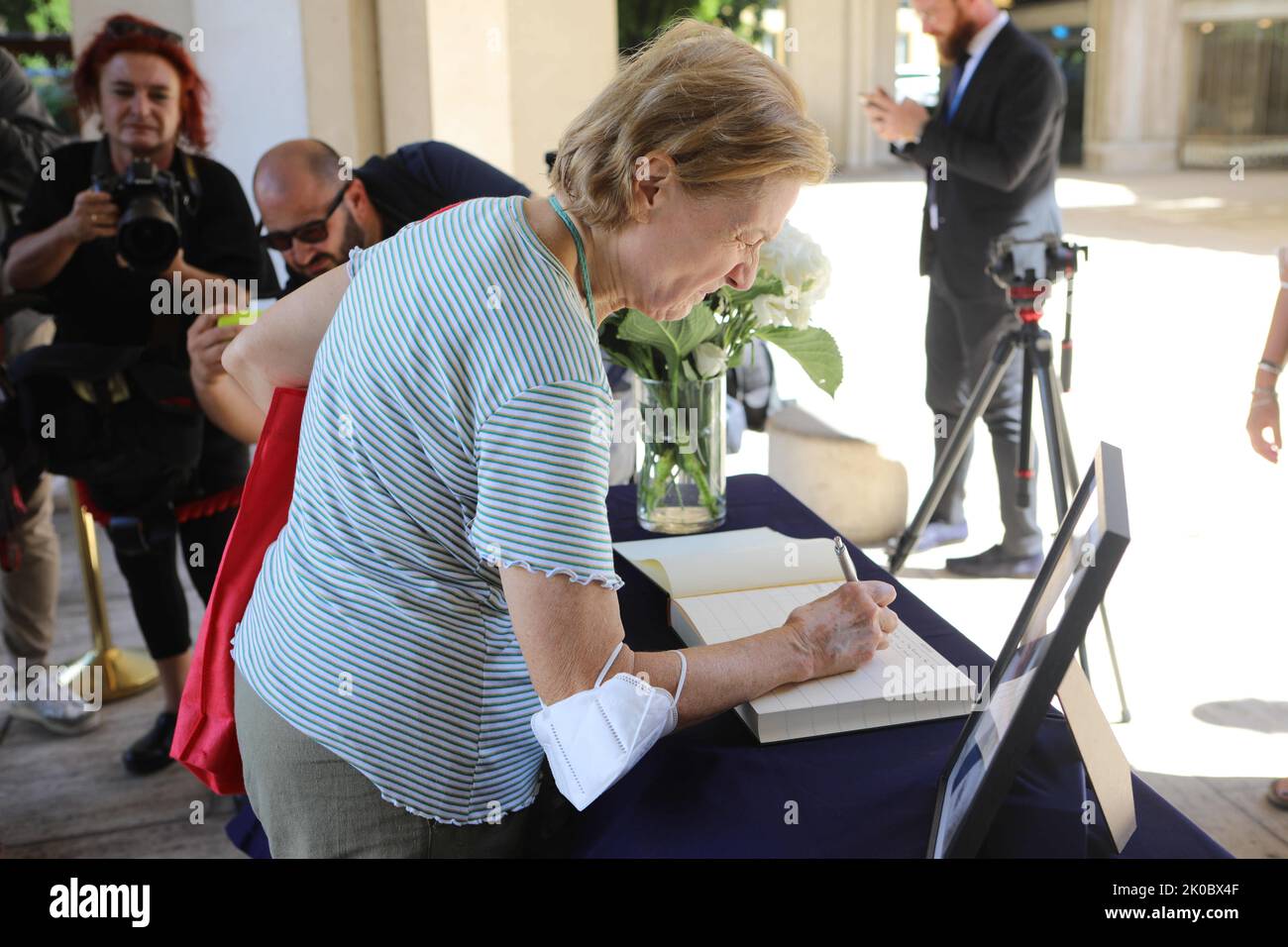 Queen death condolence book hi-res stock photography and images - Alamy