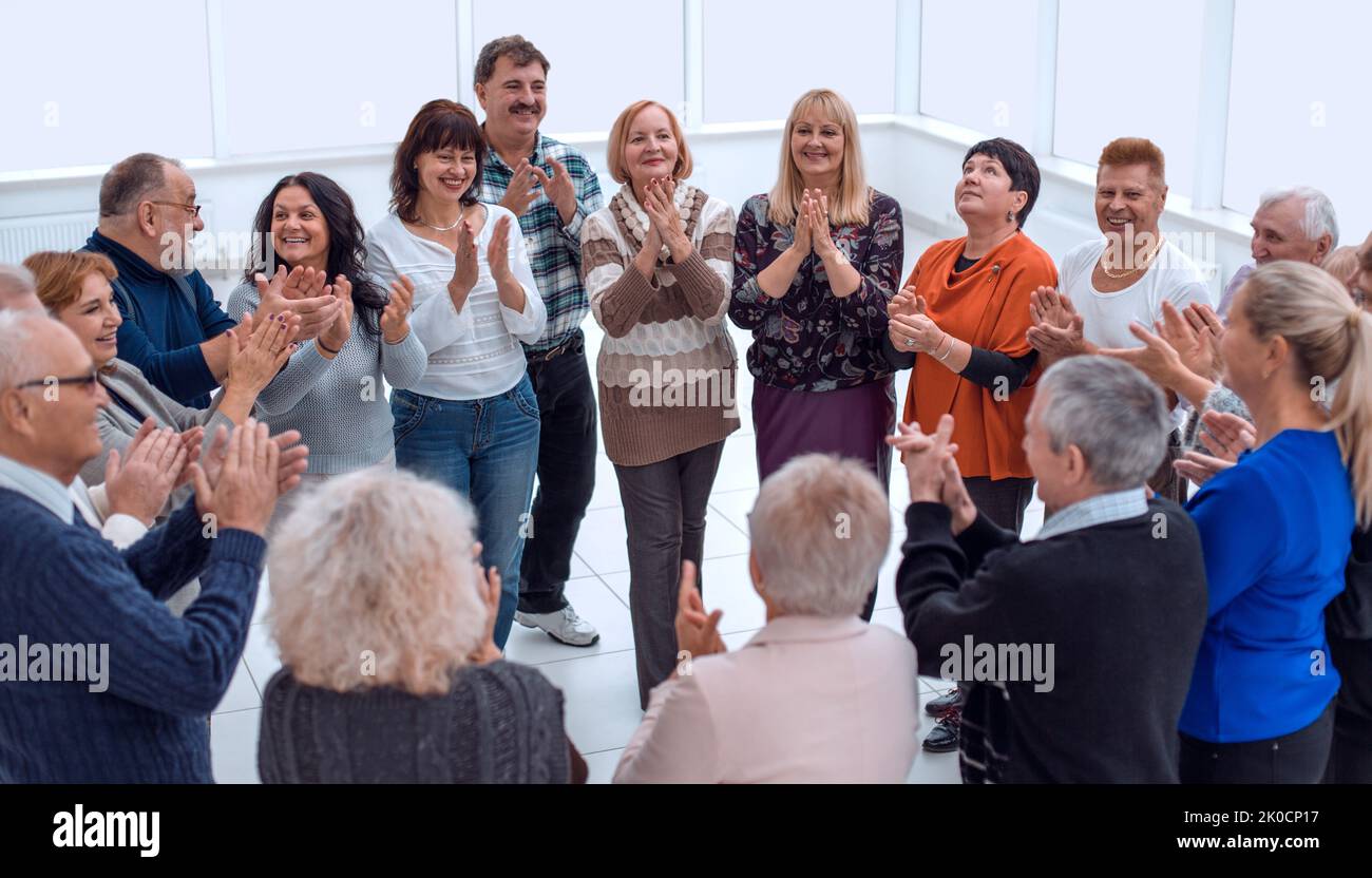 a group of elderly people clap their hands Stock Photo - Alamy
