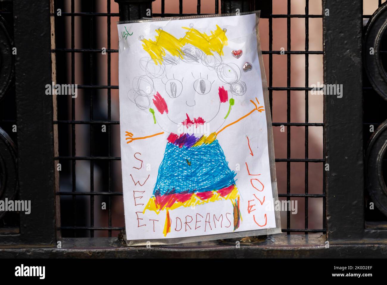 Tribute drawing and message by a child at Buckingham Palace following ...