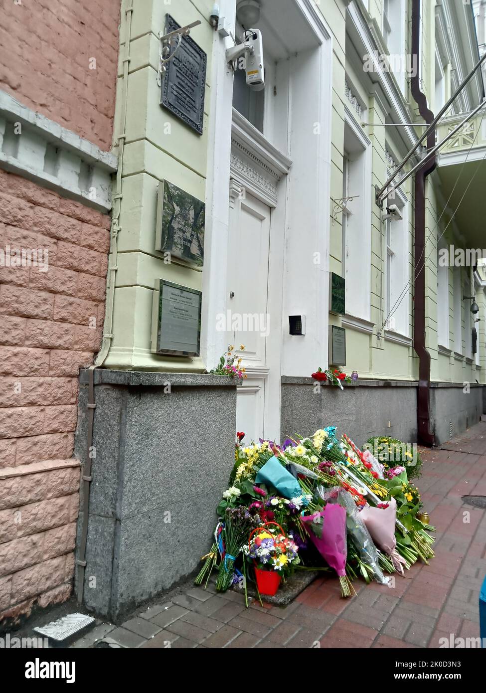 Kiev, Ukraine. 10th Sep, 2022. Flowers and message left by the public ...