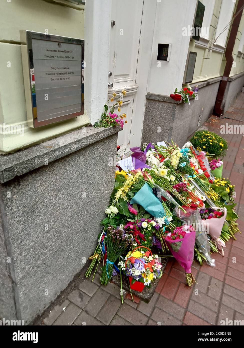 Kiev, Ukraine. 10th Sep, 2022. Flowers and message left by the public ...