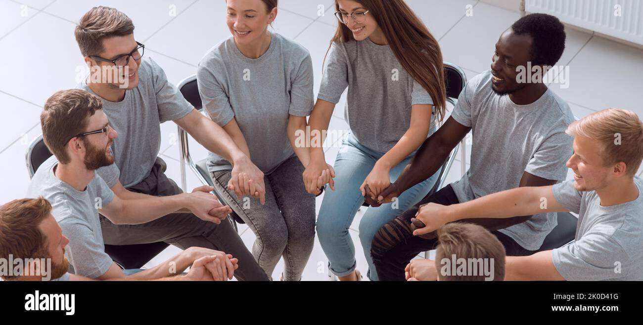 group of young like-minded people sitting in a circle Stock Photo - Alamy