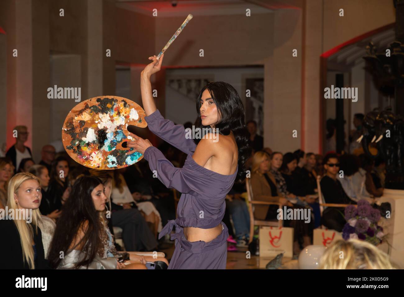 Zoe Helali bei der Anja Gockel Fashion Show S23 'Move On' auf der ...