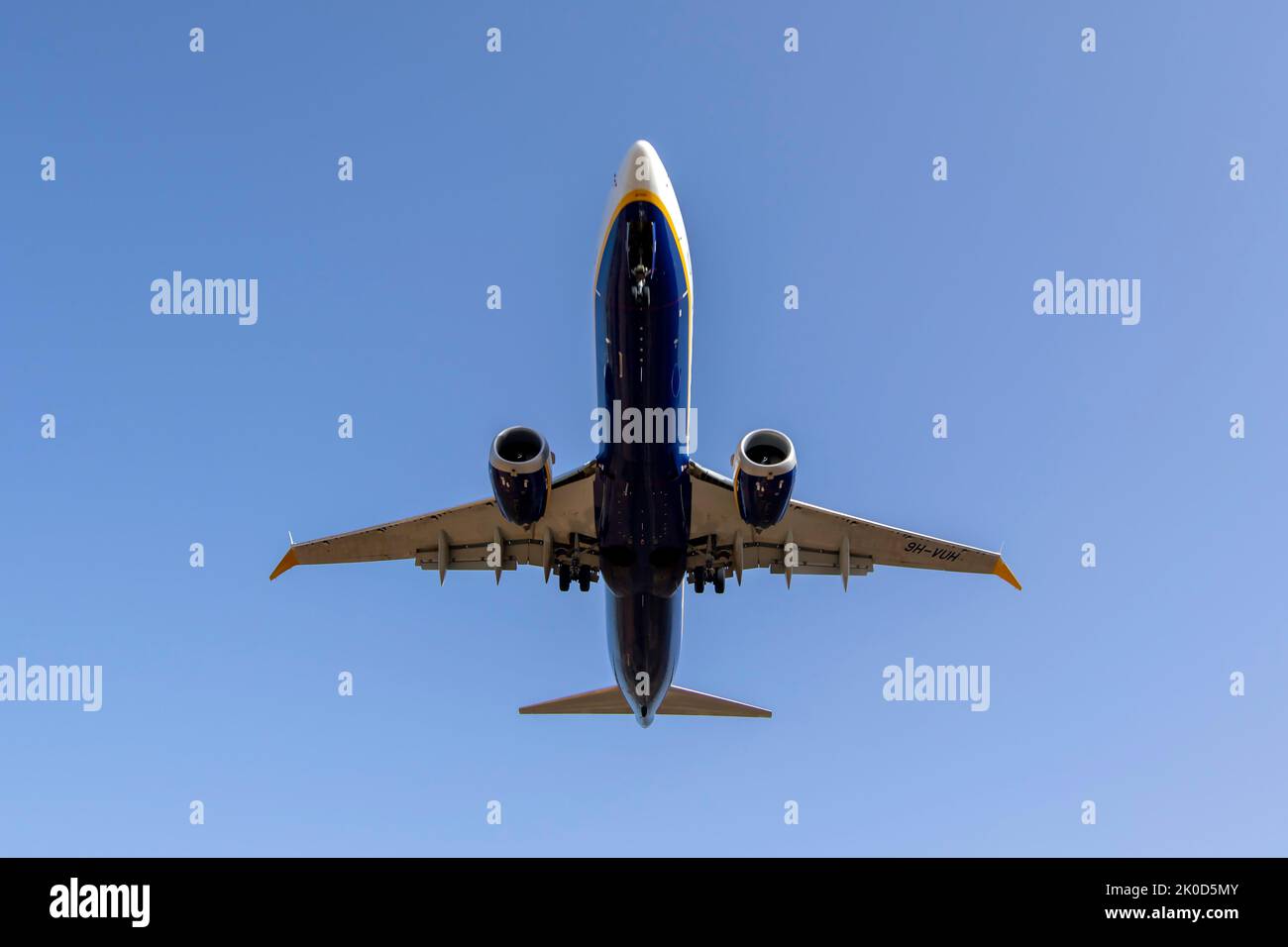 Ryanair (Malta Air) Boeing 737-8 MAX (REG: 9H-VUH) flying overhead for ...