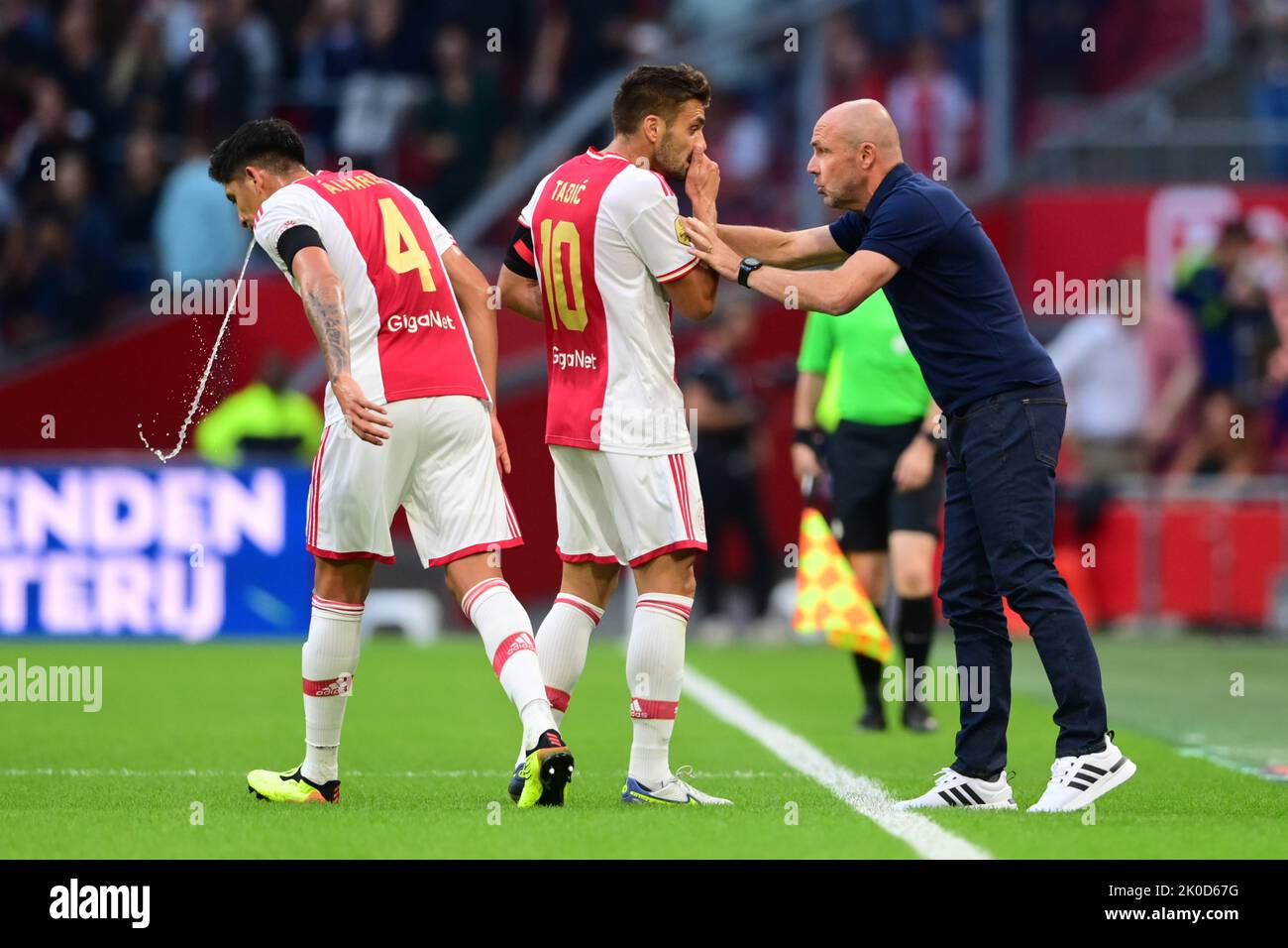 AMSTERDAM - Edson Alvarez, Dusan Tadic, coach Alfred Schreuder of Ajax ...
