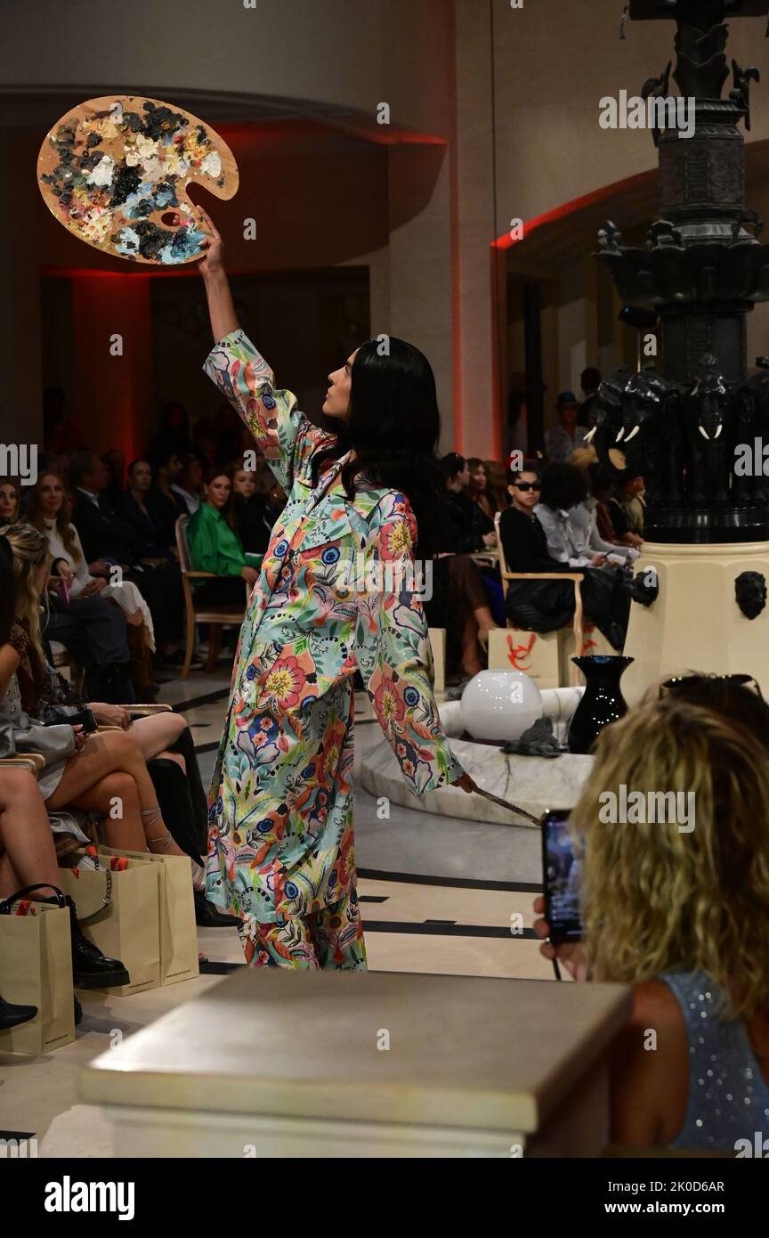 Zoe Helali bei der Anja Gockel Fashion Show S23 'Move On' auf der ...